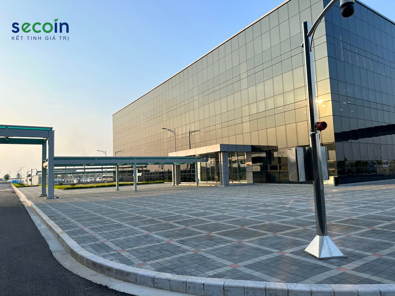 Gạch lát tự chèn tại Nhà máy Amkor Technology Việt Nam- Khu công nghiêp Yên Phong - Bắc Ninh